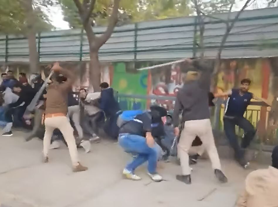 बिहार BPSC आंदोलन: CM हाउस का घेराव करने जा रहे छात्रों पर पुलिस ने की ... बिहार BPSC आंदोलन: CM हाउस का घेराव करने जा रहे छात्रों पर पुलिस ने की ...